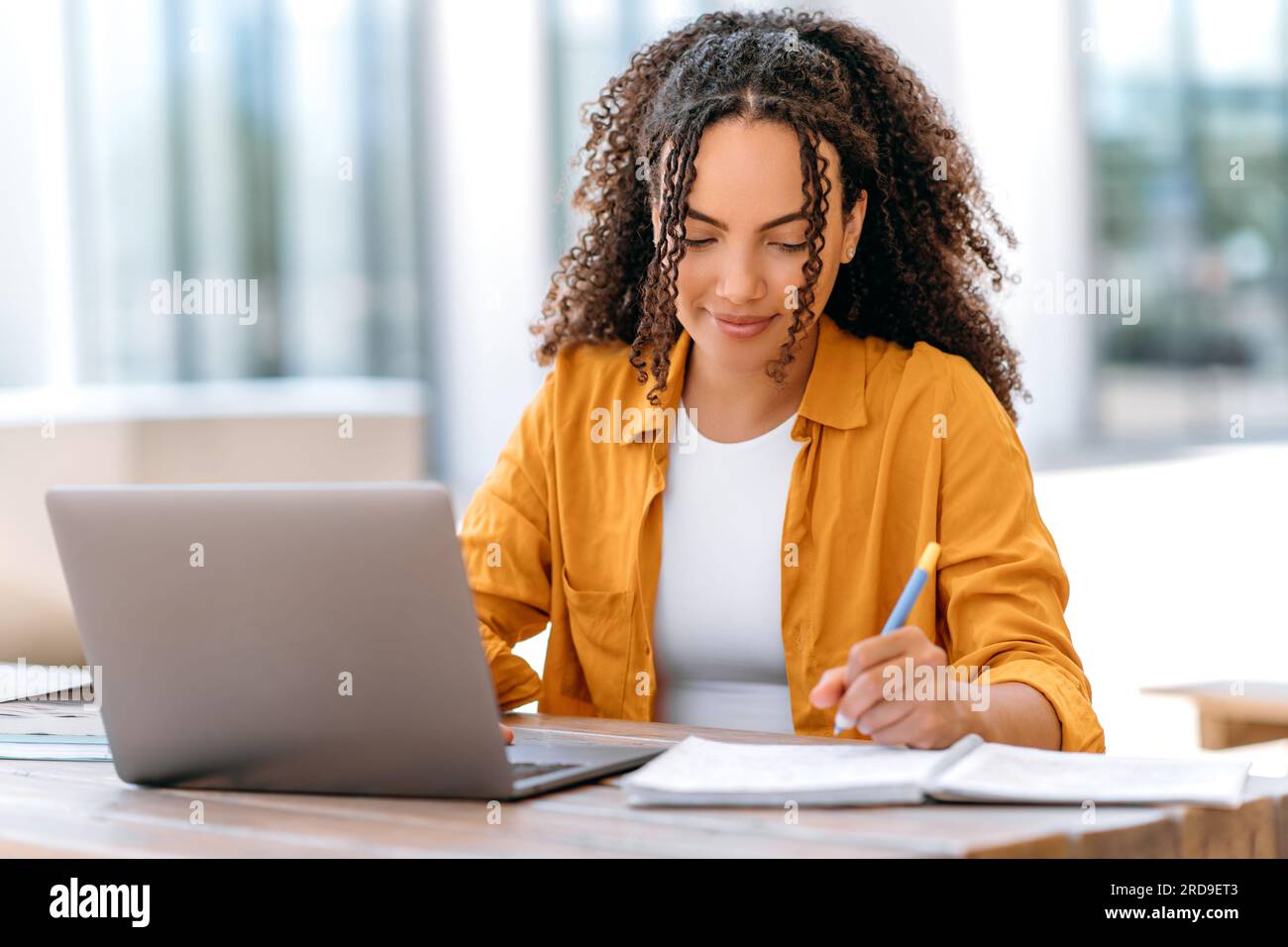 Student sit down class hi-res stock photography and images - Alamy
