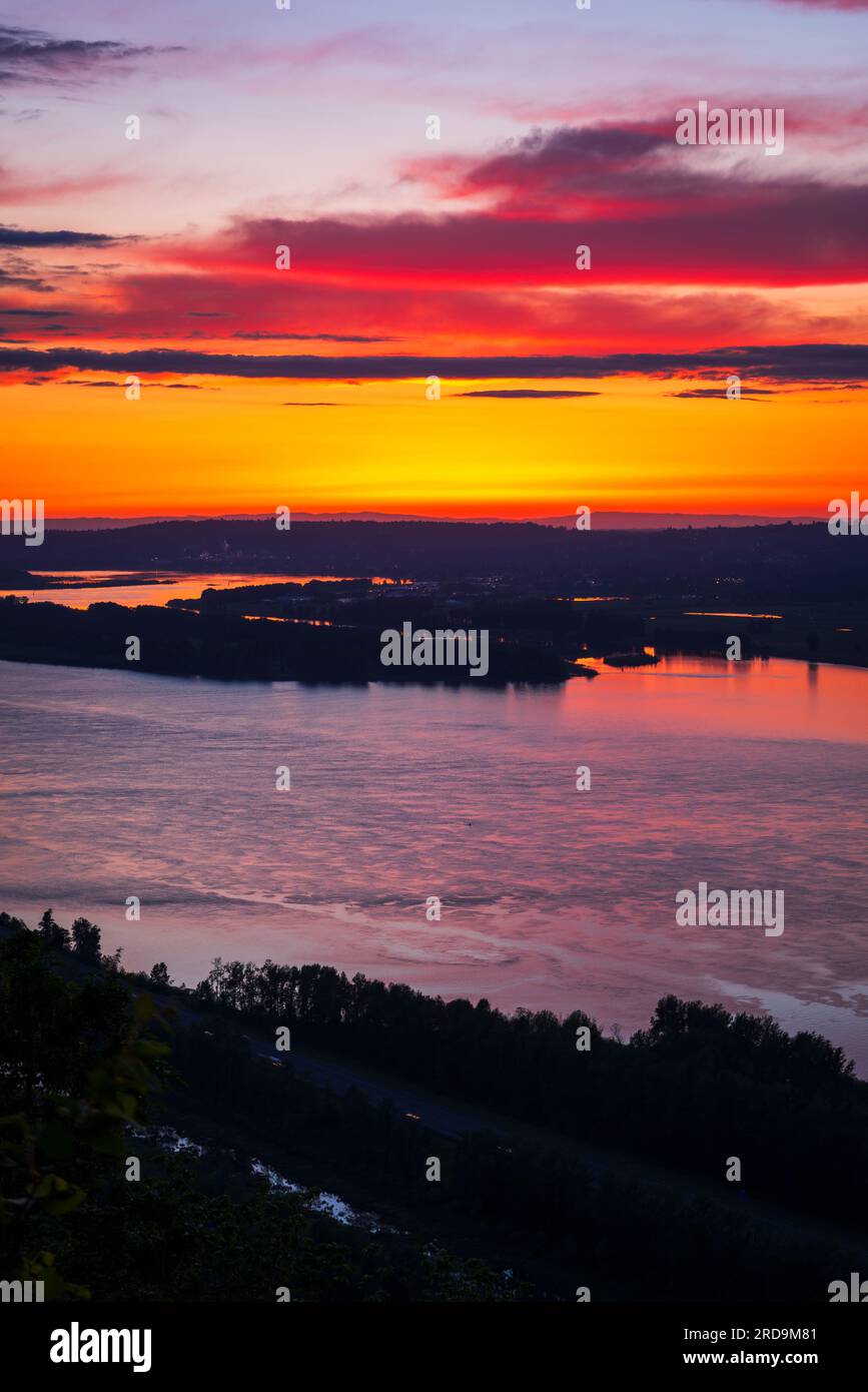 Sunset over the Columbia River from Crown Point, Columbia River Gorge ...