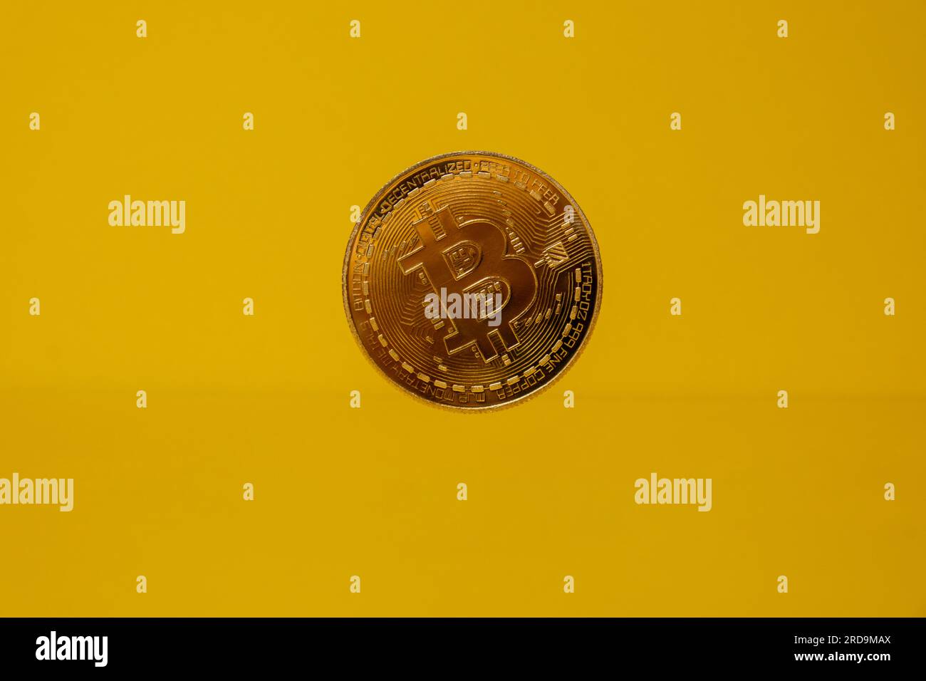 Coin spinning reflection hi-res stock photography and images - Alamy