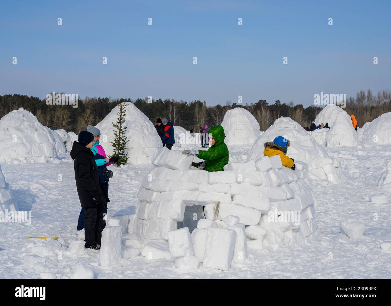 Competition for the construction of an igloo, a national shelter from the cold of the northern ...