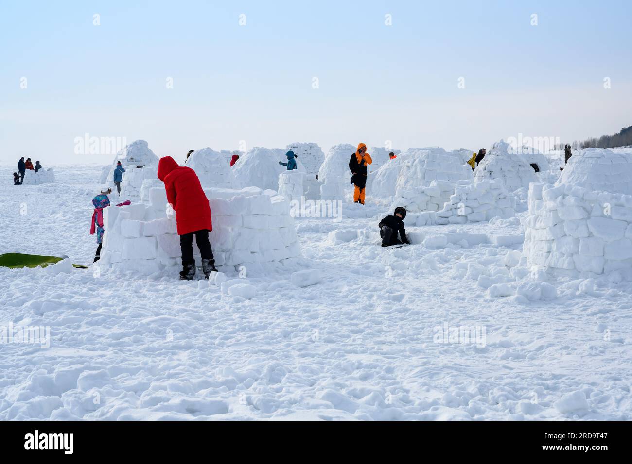 Competition for the construction of an igloo, a national shelter from the cold of the northern ...