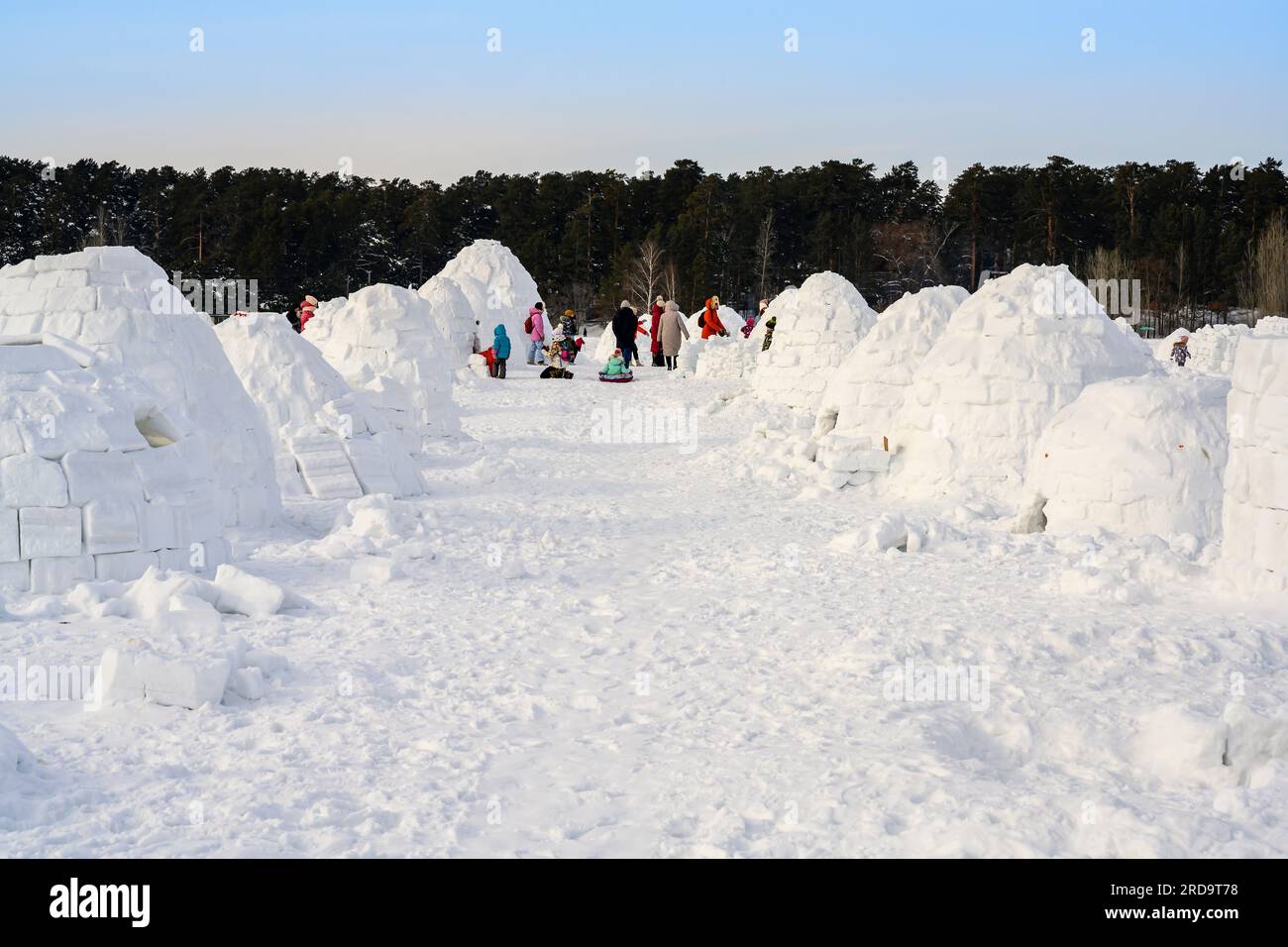 Competition for the construction of an igloo, a national shelter from the cold of the northern ...
