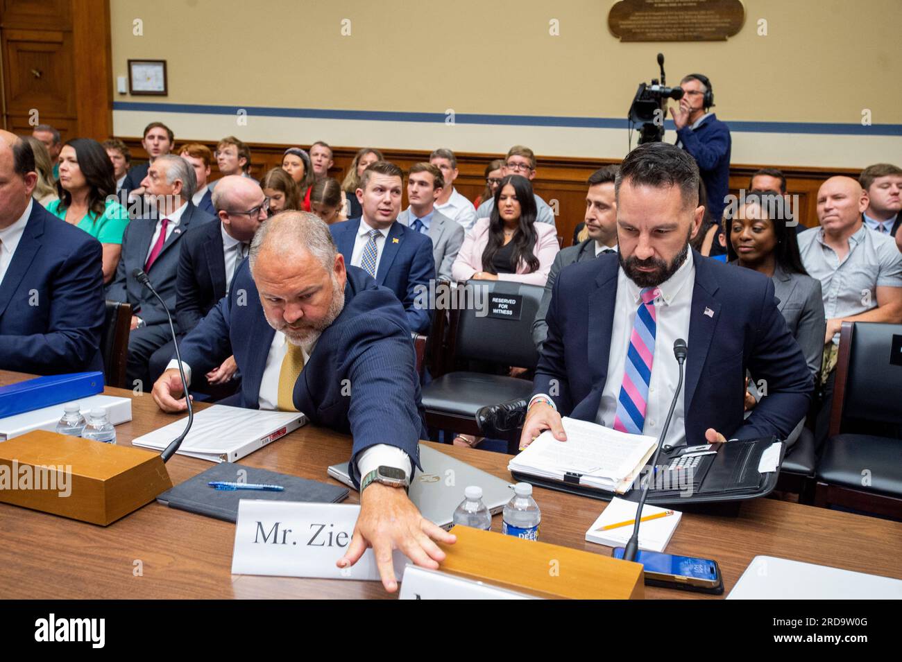 Internal Revenue Service Supervisory Special Agent Gary Shapley, left ...
