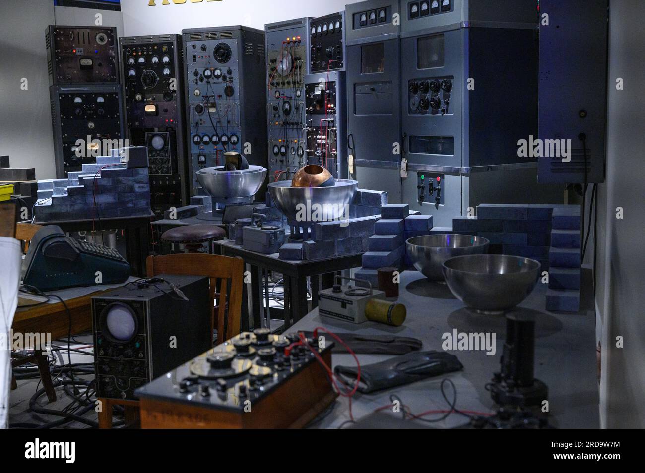 Oppenheimer set hi-res stock photography and images - Alamy