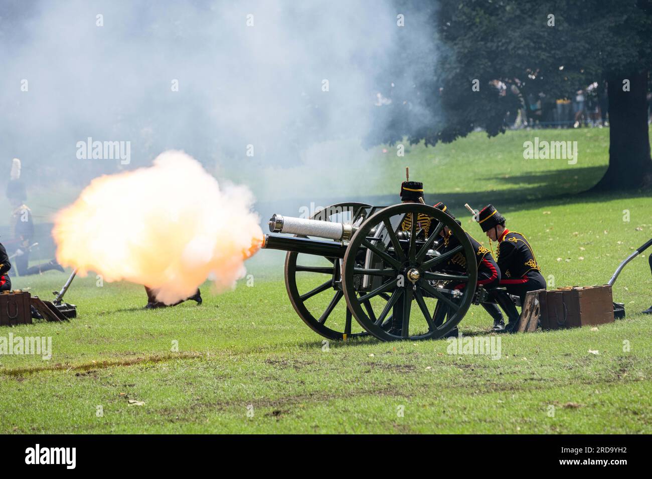 Queen firing a gun hi-res stock photography and images - Alamy