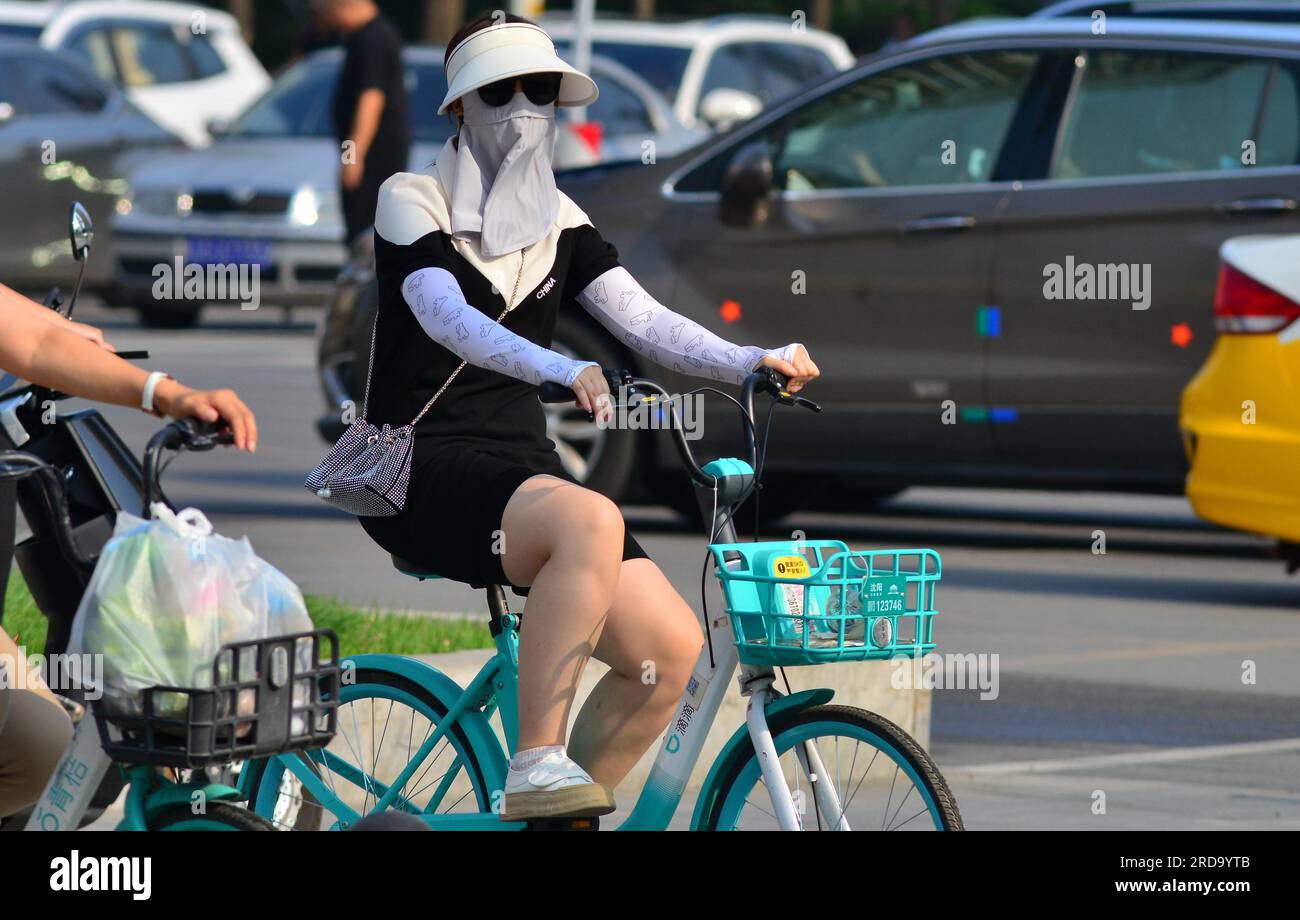People travel out amid high temperature in Shenyang City, northeast ...