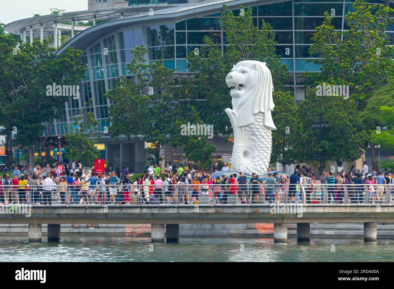 The Merlion Statue, Singapore's national symbol, on Marina Bay in the ...