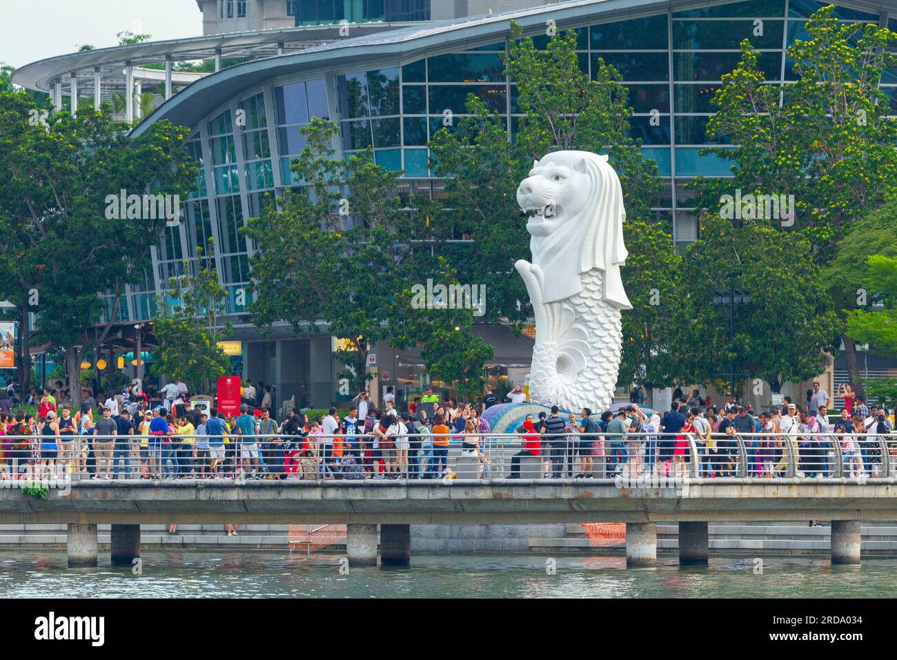 The Merlion Statue, Singapore's national symbol, on Marina Bay in the ...