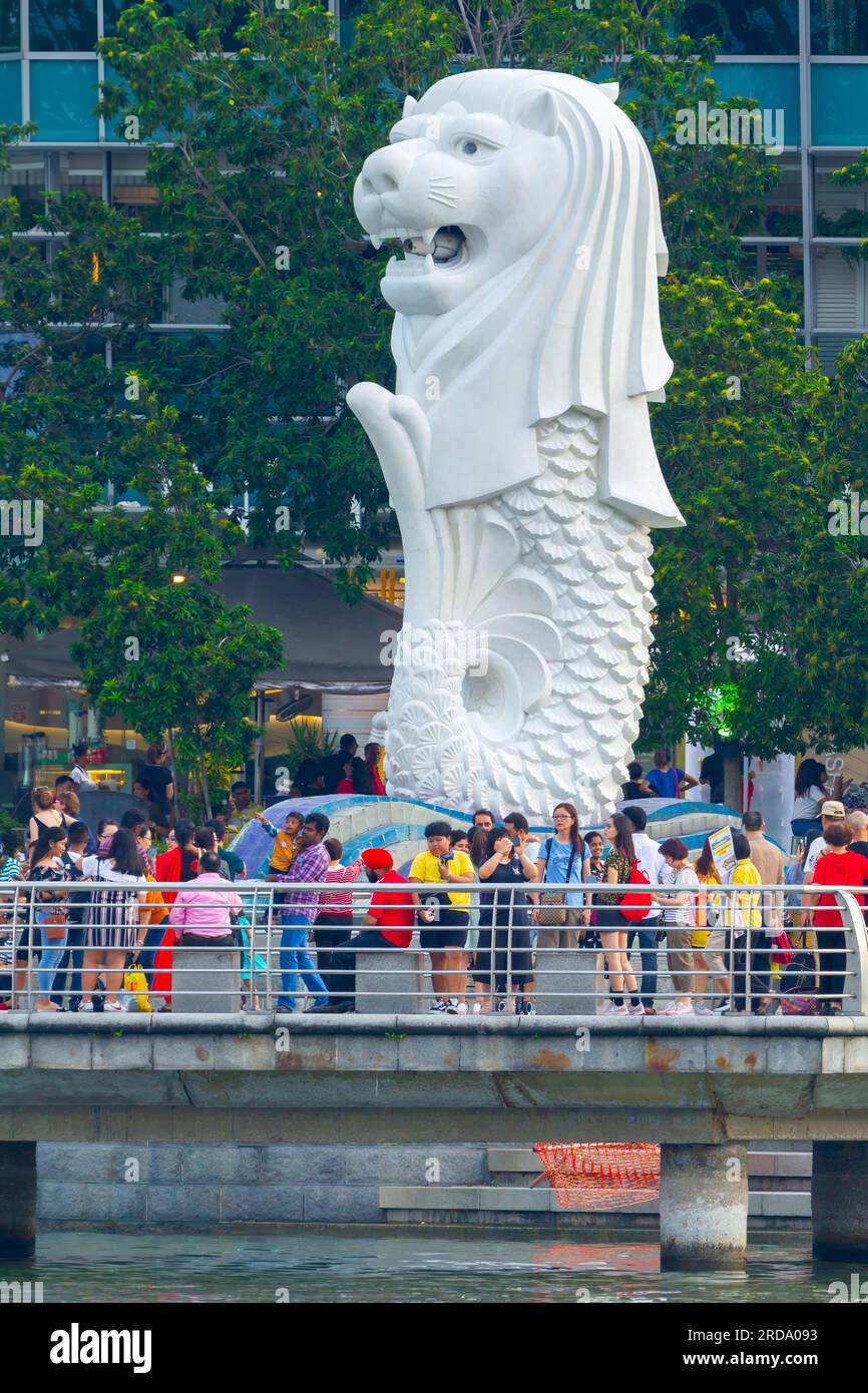 The Merlion Statue, Singapore's national symbol, on Marina Bay in the ...