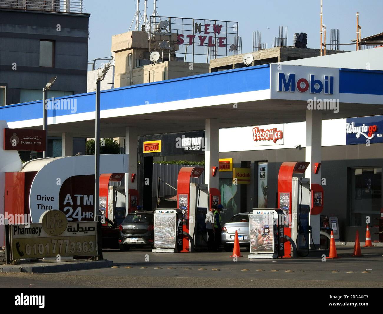 Mobil oil building hi-res stock photography and images - Alamy