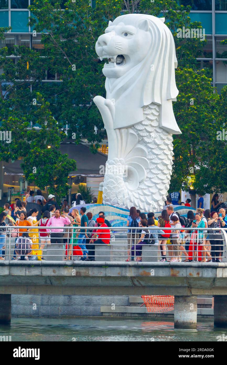 The Merlion Statue, Singapore's national symbol, on Marina Bay in the ...