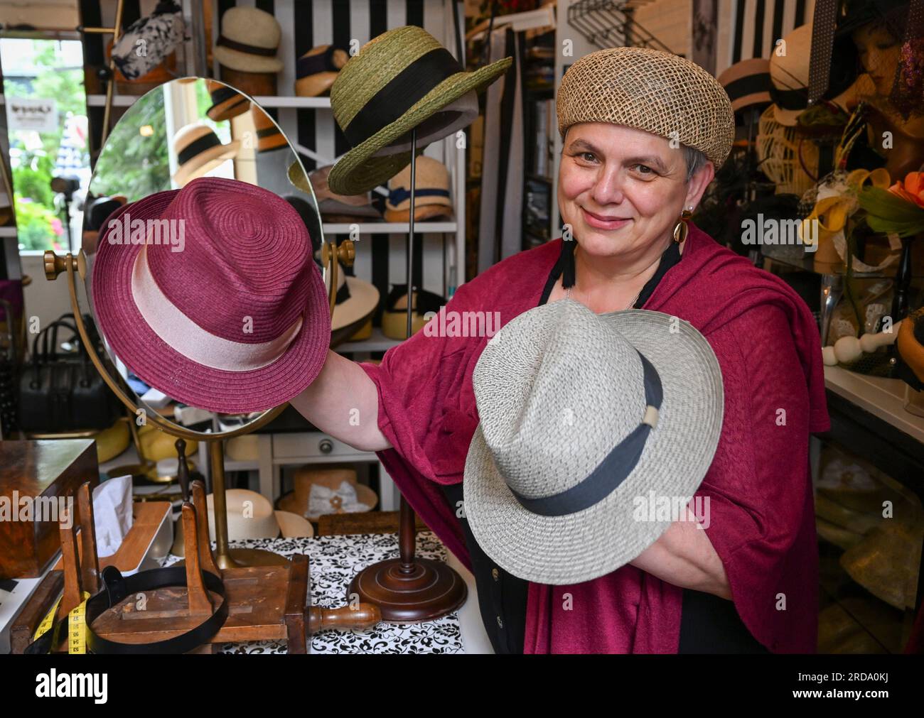 Milliner 1950s hi-res stock photography and images - Alamy