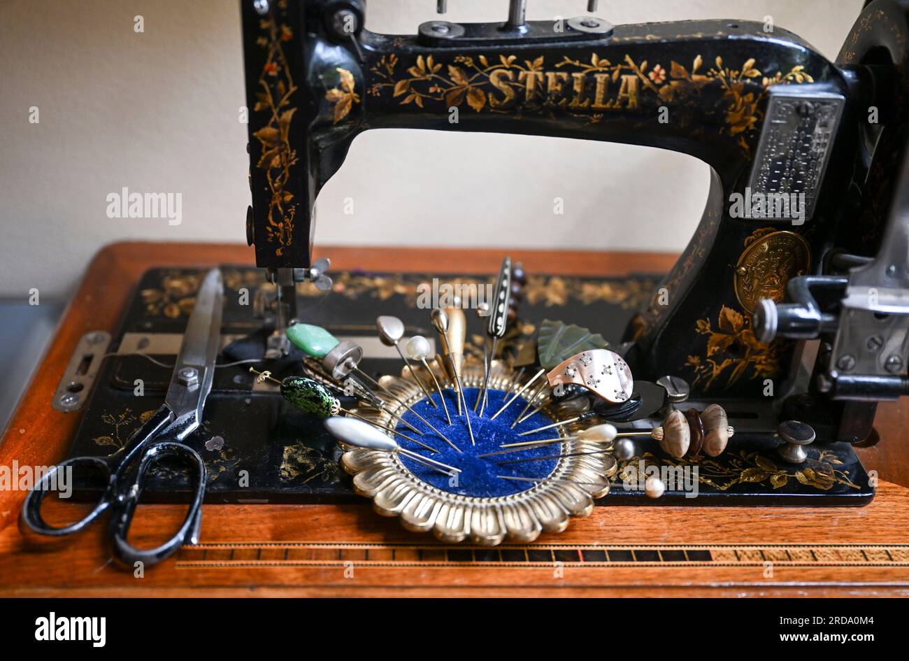 1950s sewing machine hi-res stock photography and images - Alamy