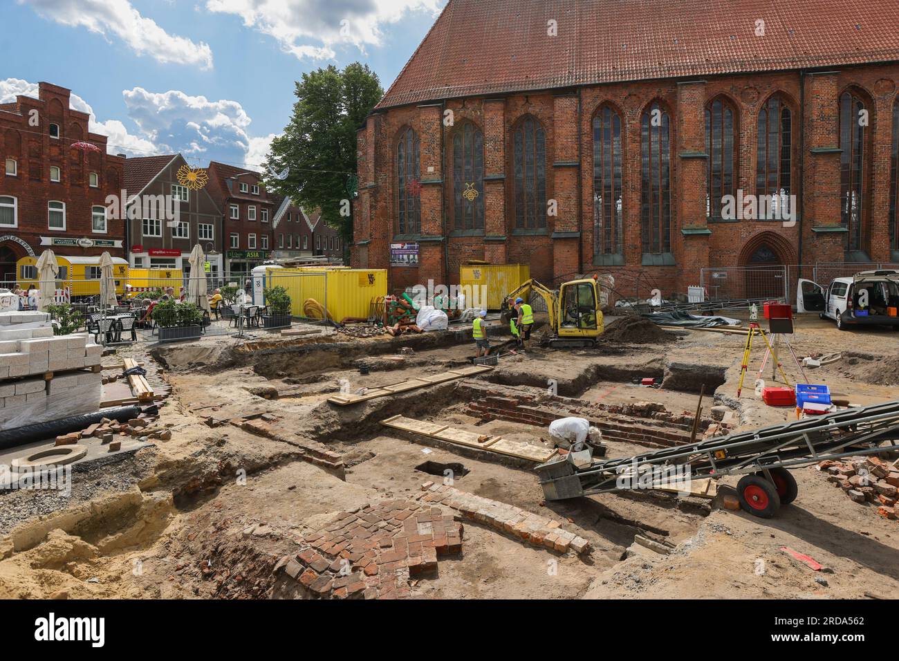 Winsen, Germany. 17th July, 2023. Employees of the Archaeological ...