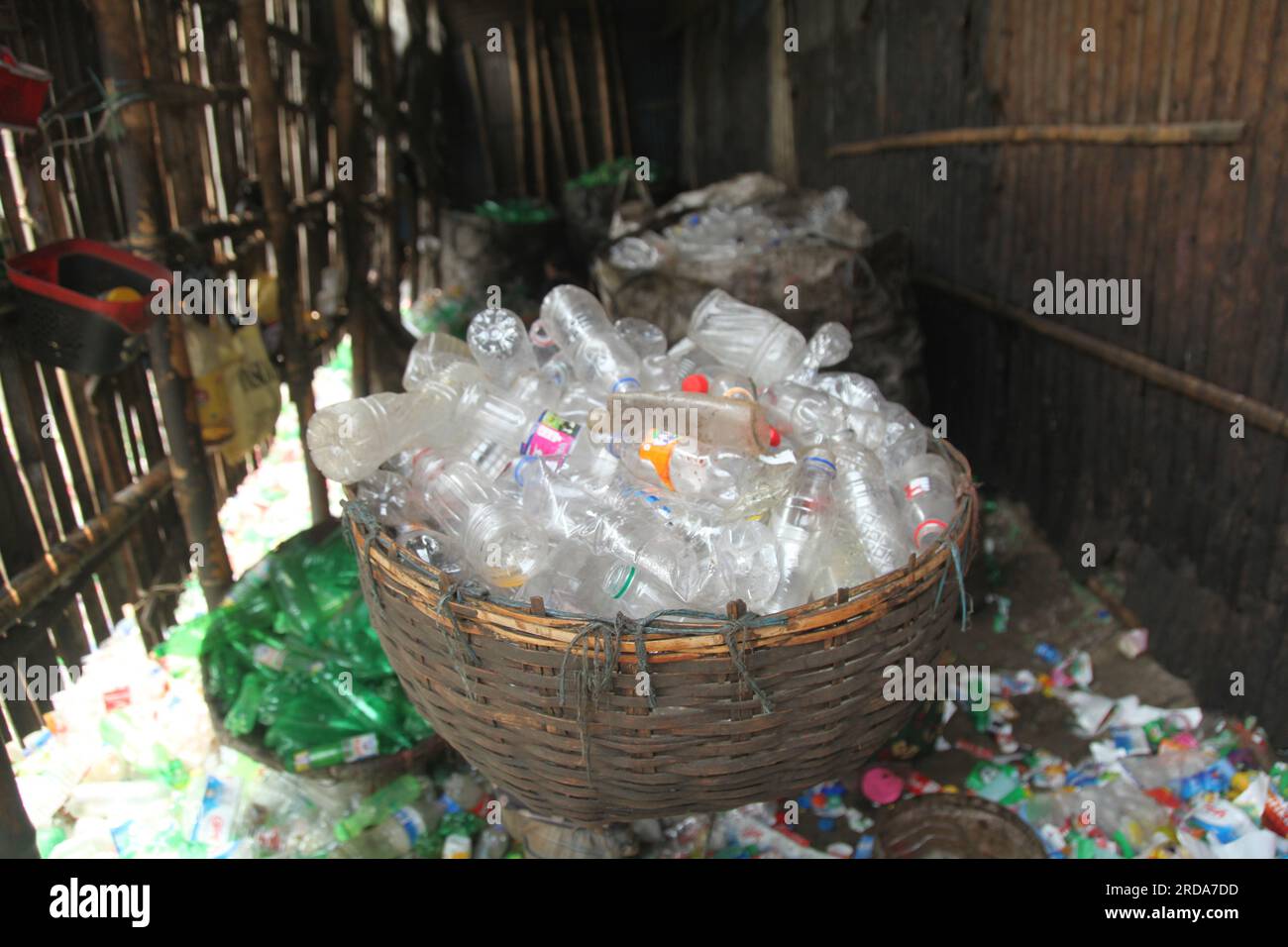 Bangladeshi recycling factories hi-res stock photography and images - Alamy