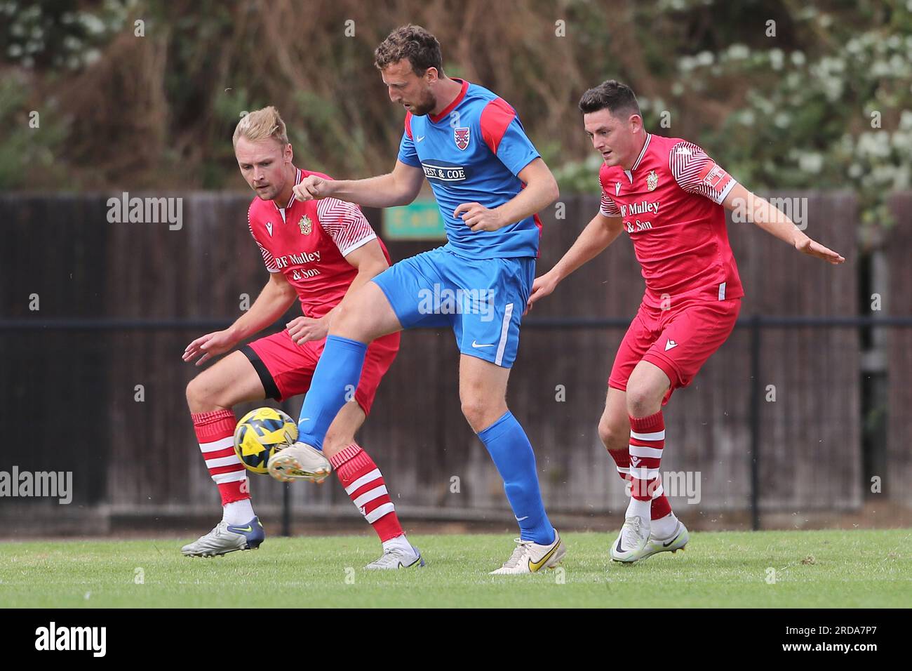 Tom Eastman of Dagenham and Tom Wraight of Hornchurch during Hornchurch ...