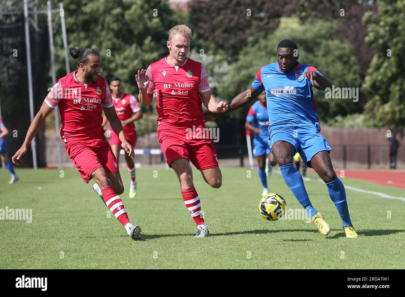 Inih Effiong of Dagenham and Tommie Hoban of Hornchurch during ...