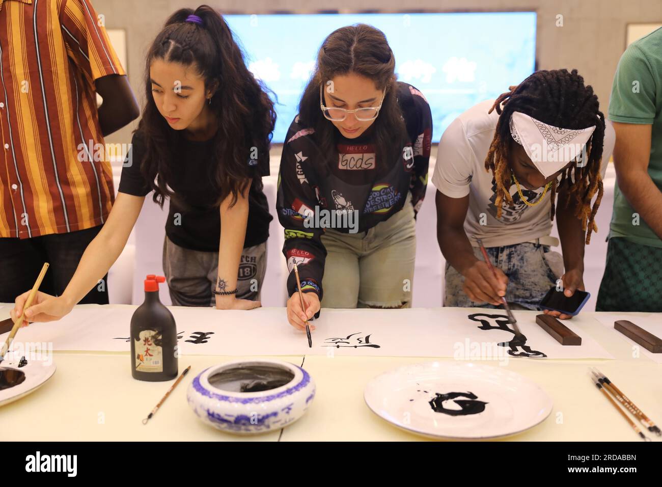 Foreign students learn Chinese calligraphy in Linyi City, east China's ...
