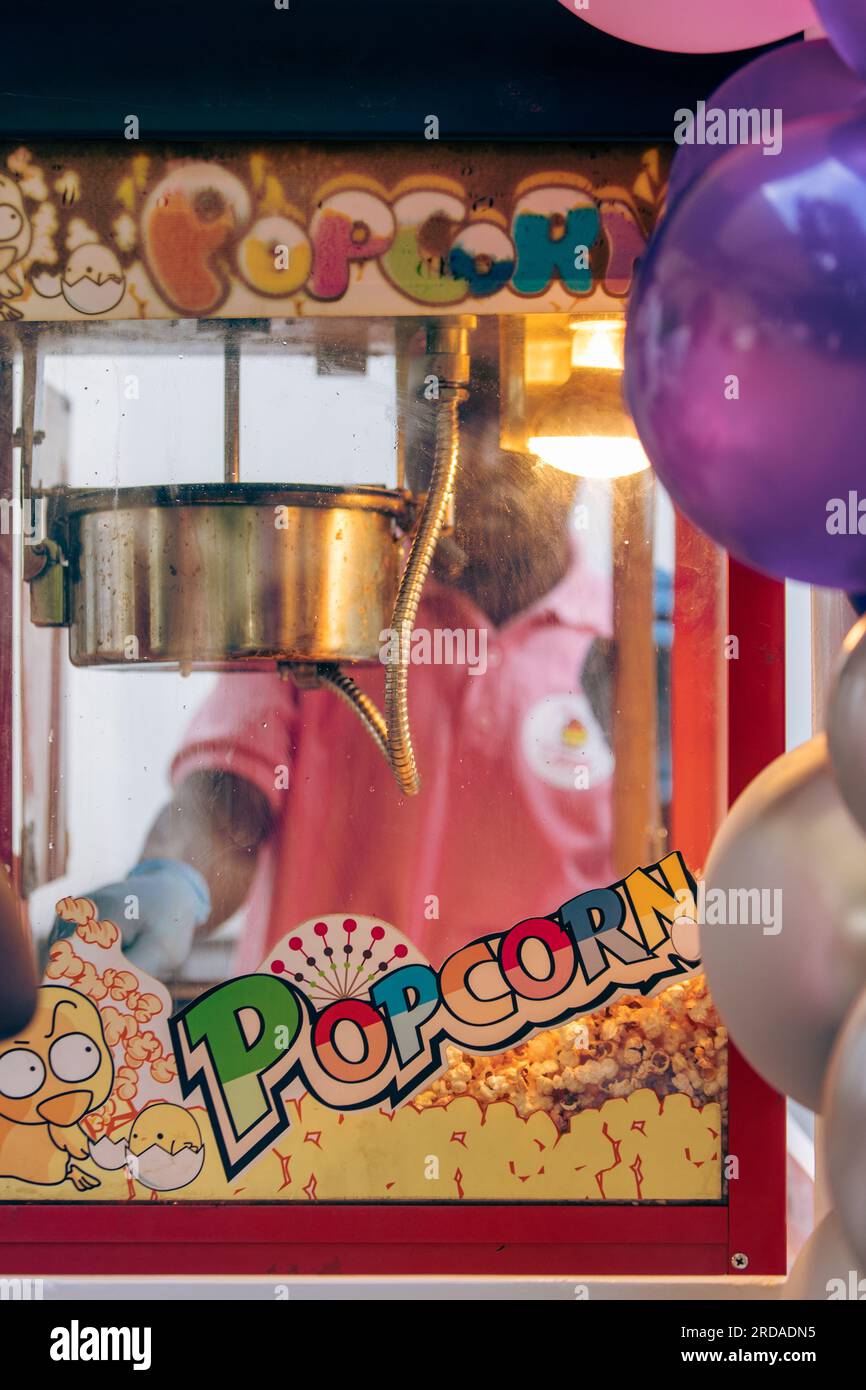 Vendor popcorn hi-res stock photography and images - Alamy