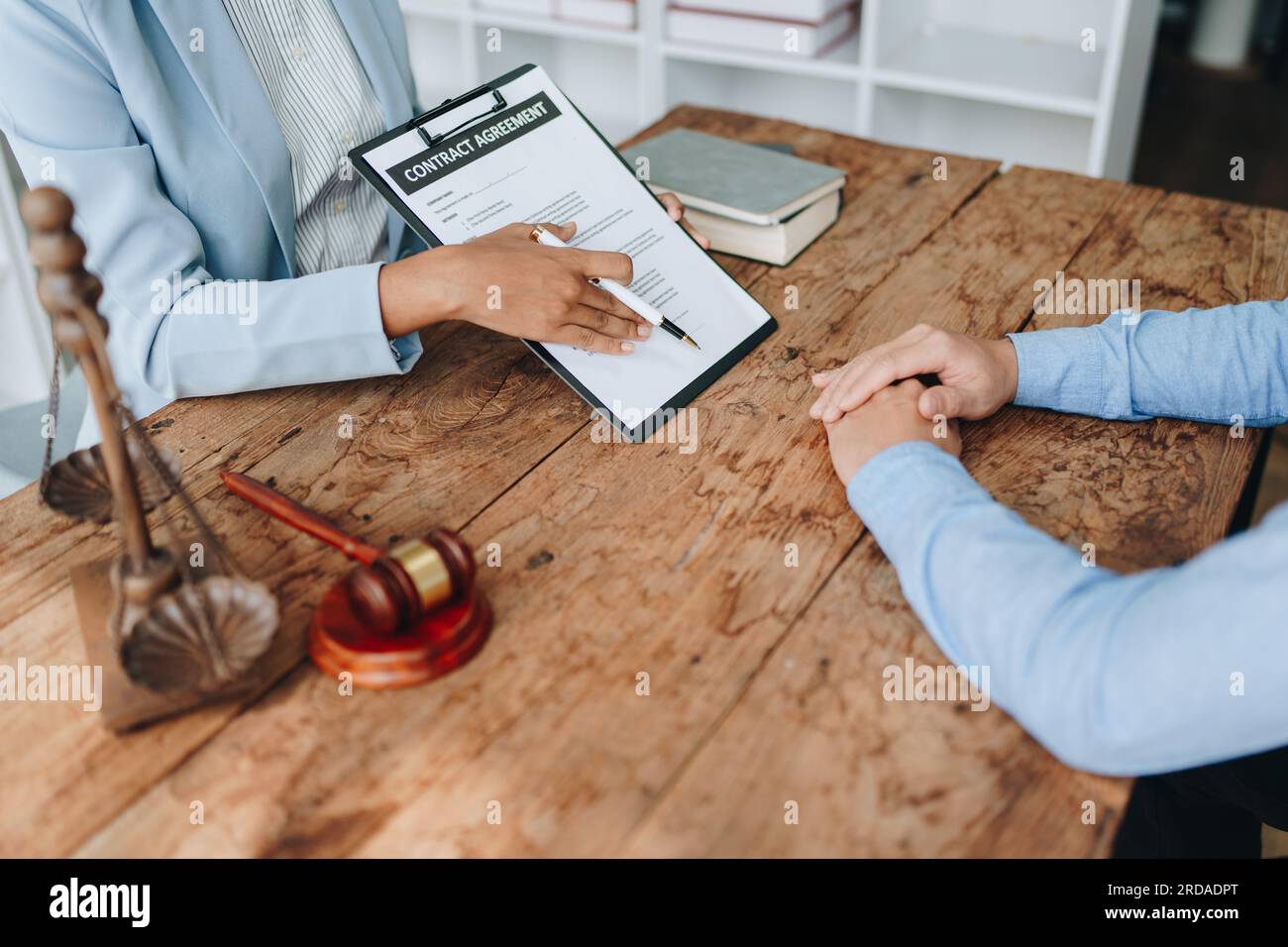 African hand signing legal document hi-res stock photography and images ...
