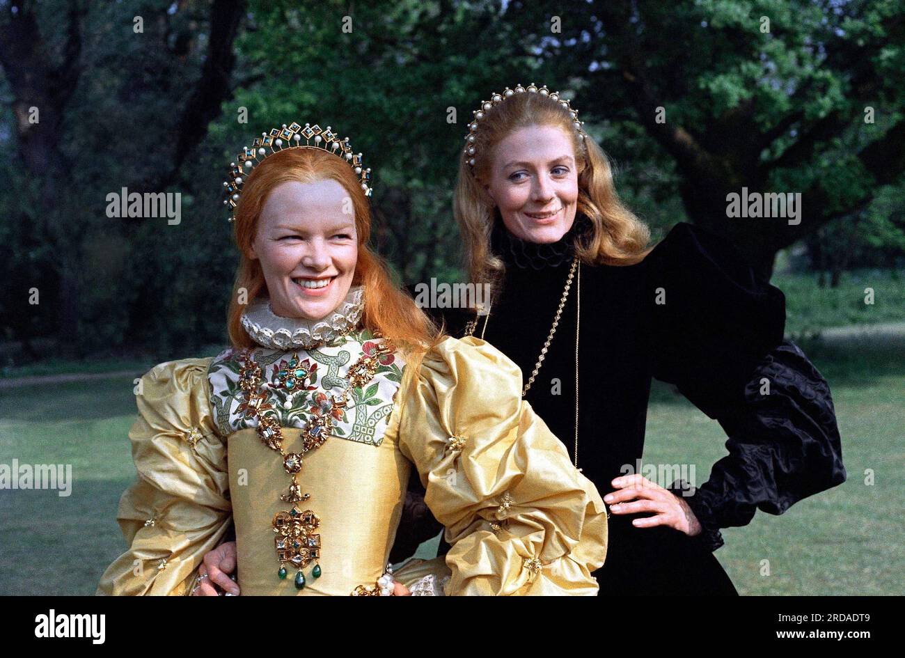 GLENDA JACKSON and VANESSA REDGRAVE in MARY, QUEEN OF SCOTS (1971 ...