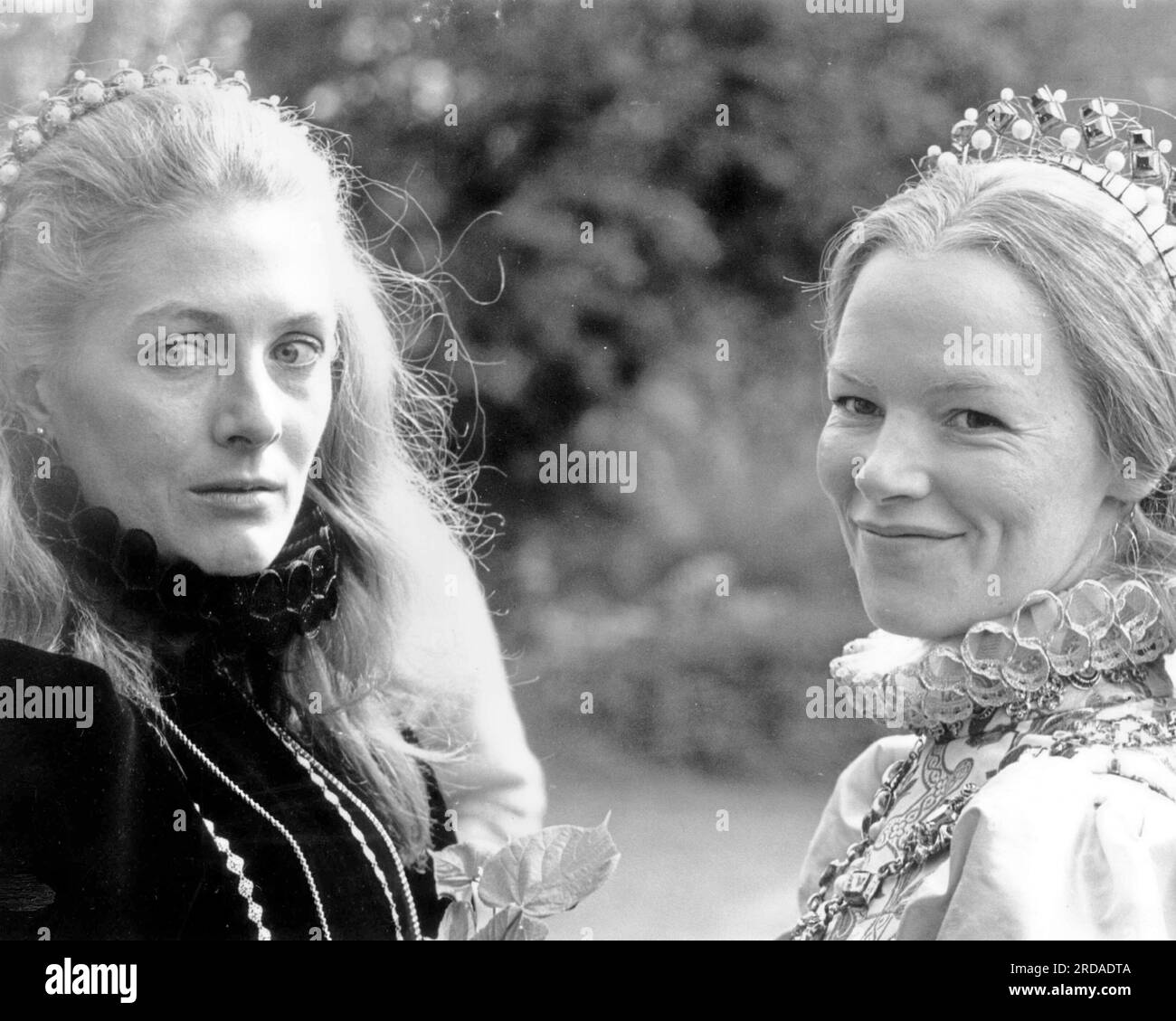 GLENDA JACKSON and VANESSA REDGRAVE in MARY, QUEEN OF SCOTS (1971 ...