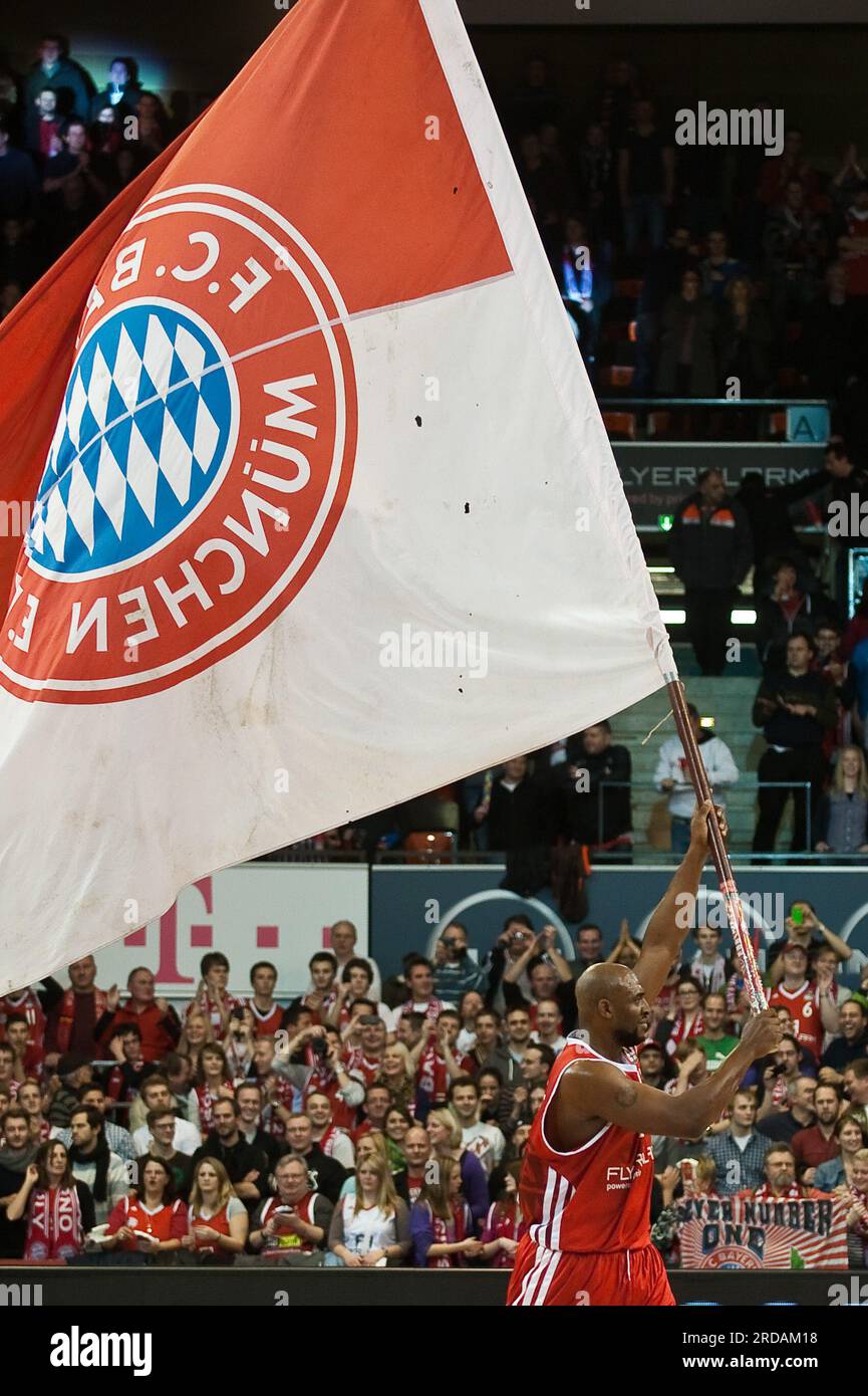 DARIUS HALL mit Fahne Basketball Bundesliga FC Bayern München - EWE ...