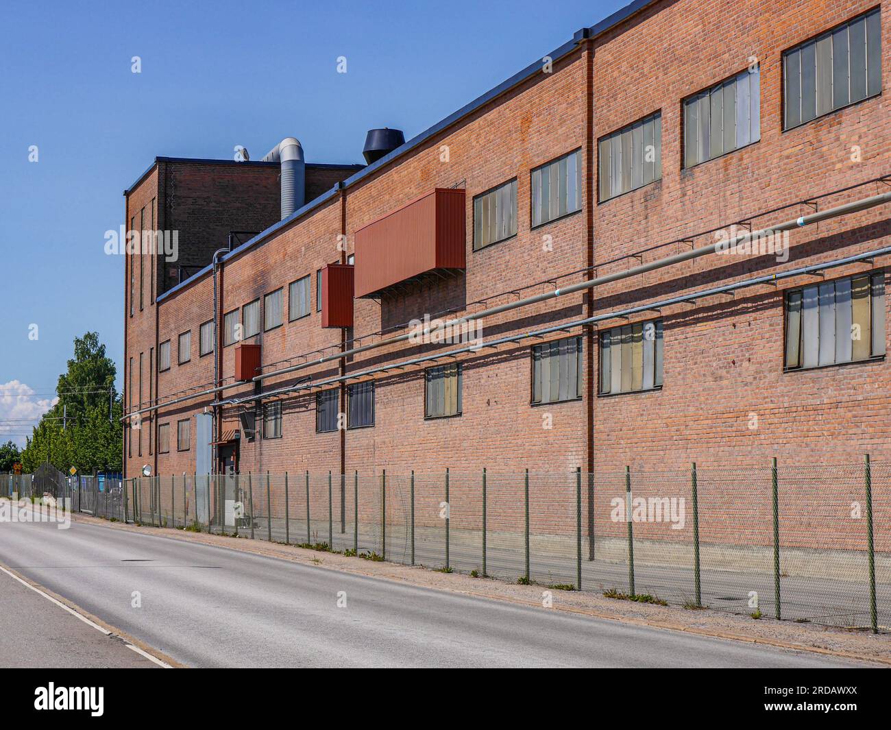 Building next to a road hi-res stock photography and images - Alamy