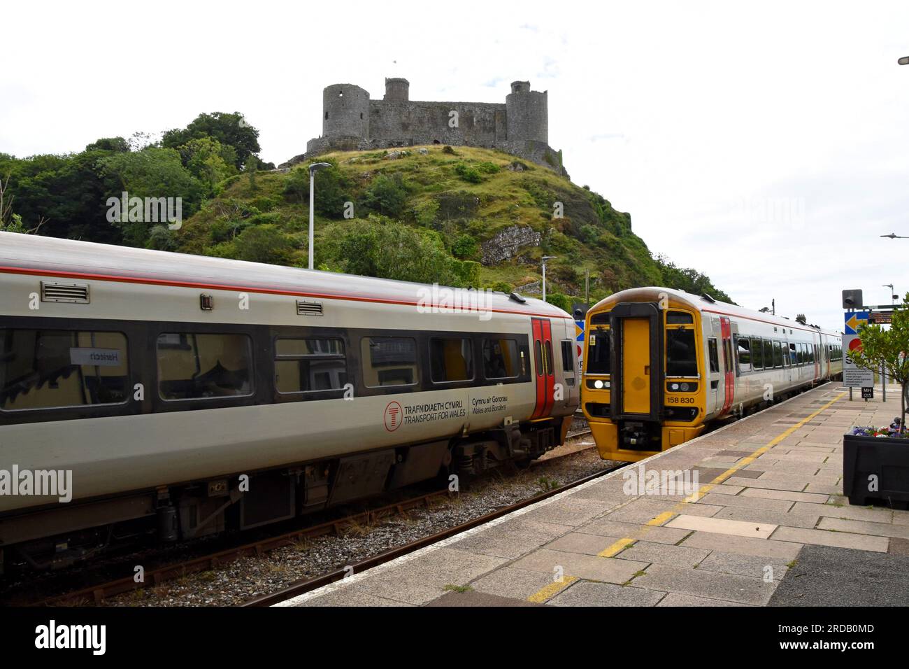 Harlech castle train hi-res stock photography and images - Alamy