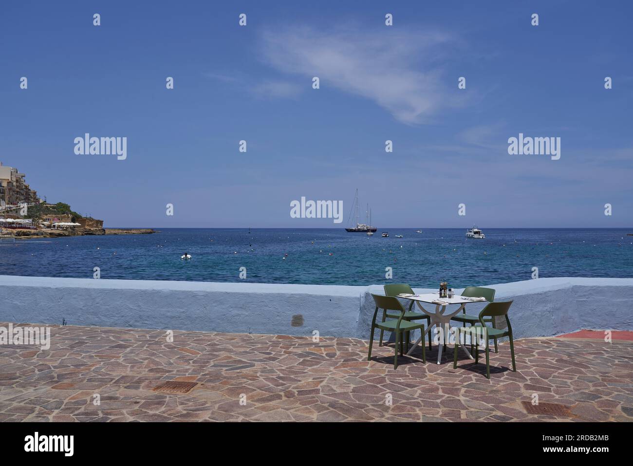 Waterfront dining table hi-res stock photography and images - Alamy