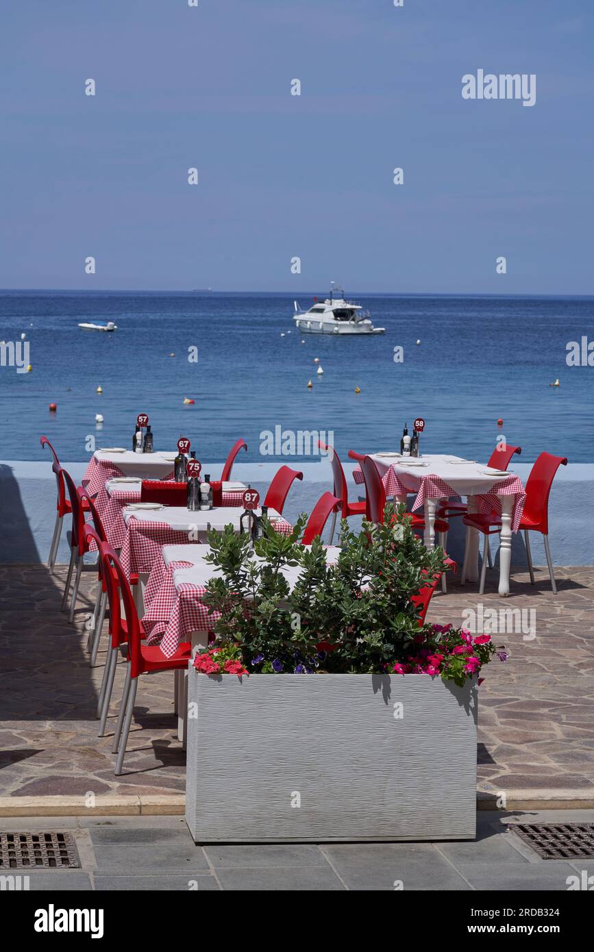 Waterfront dining table hi-res stock photography and images - Alamy
