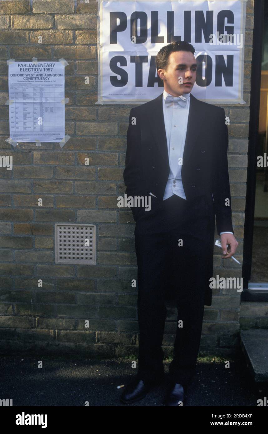 Person voting election england hi-res stock photography and images - Alamy