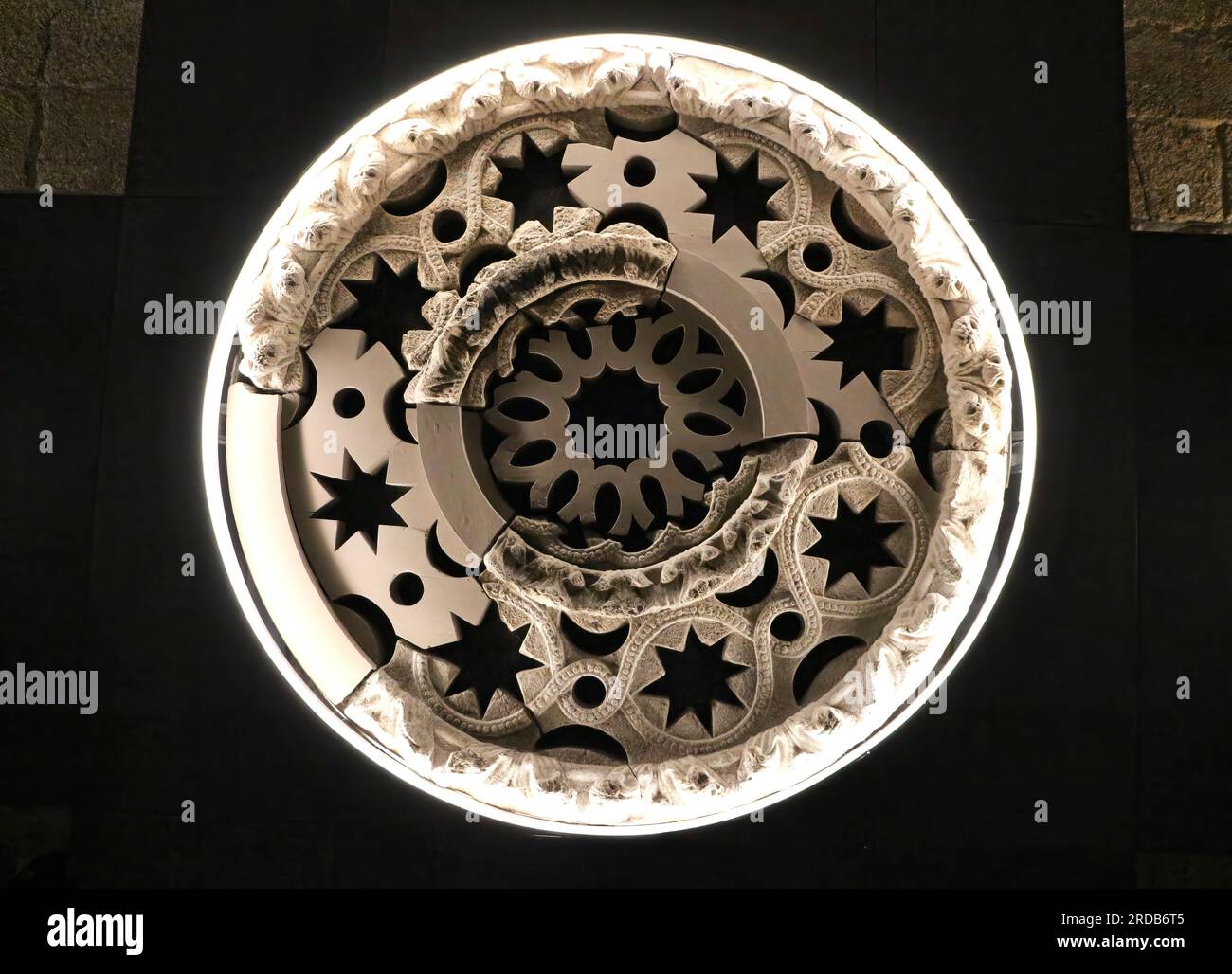 Romanesque rose window hi-res stock photography and images - Alamy