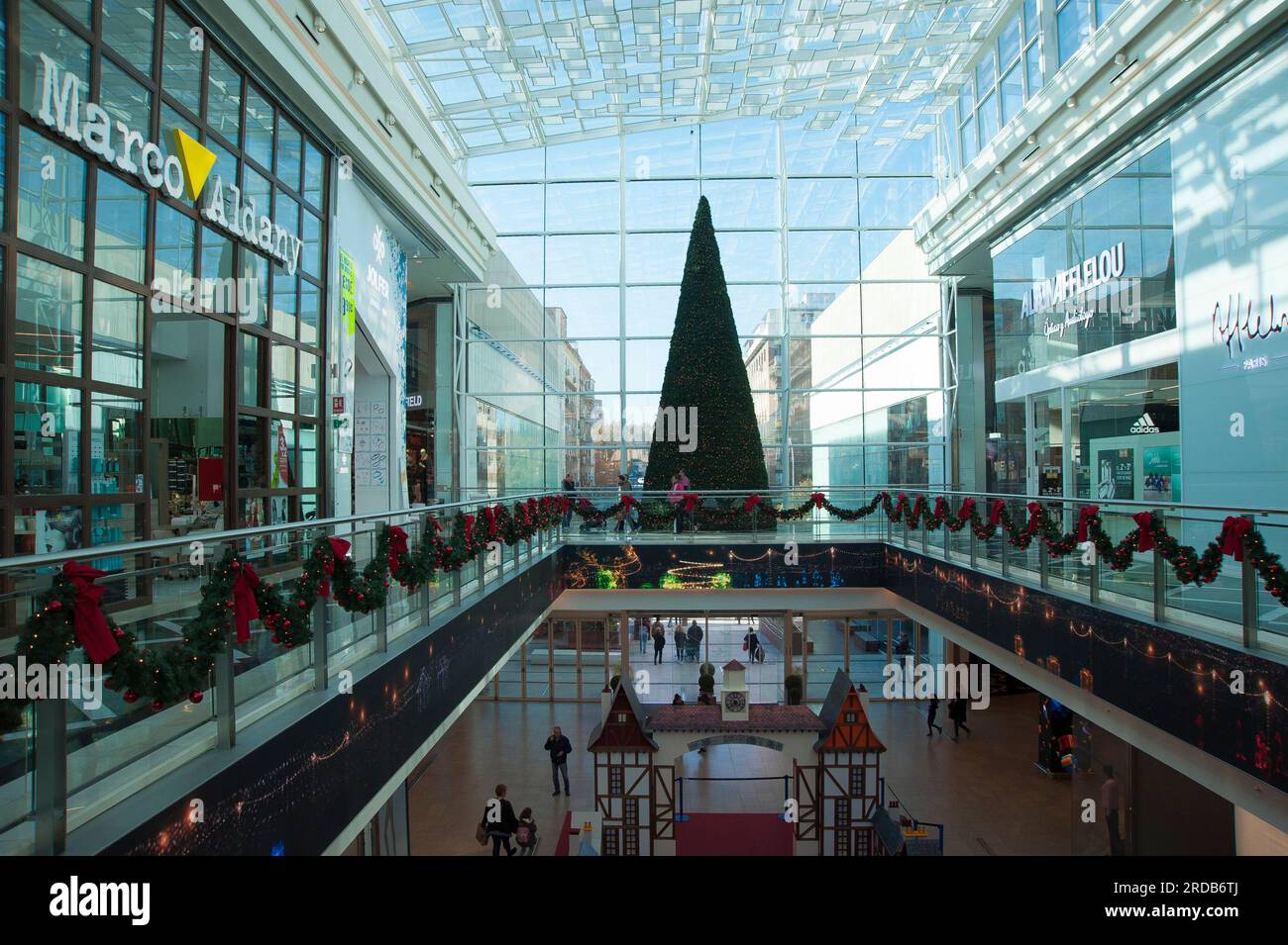 Centro comercial plaza hi-res stock photography and images - Alamy
