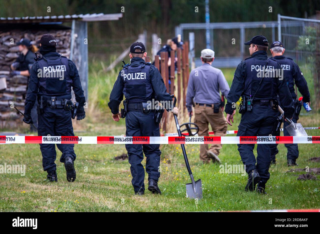 Plate, Germany. 20th July, 2023. Police officers and archaeologists are ...