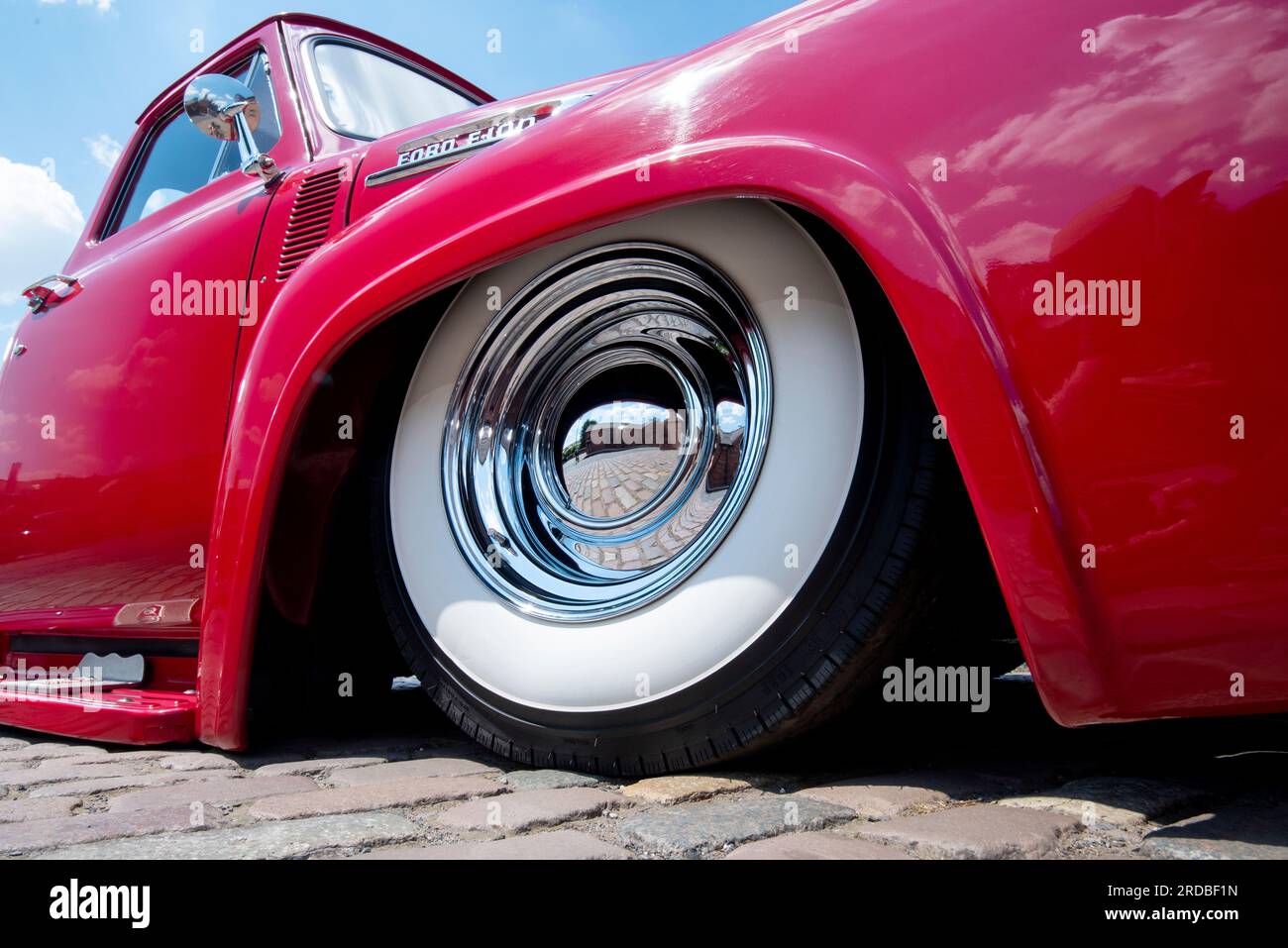 Custom modified 1953 Ford F100 tuck on air bags Stock Photo - Alamy