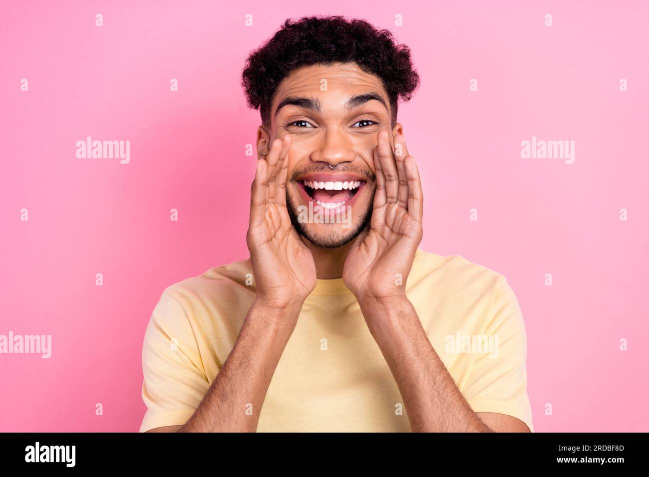 Close up photo of funny promoter guy pronouncing yelling novelty offer ...