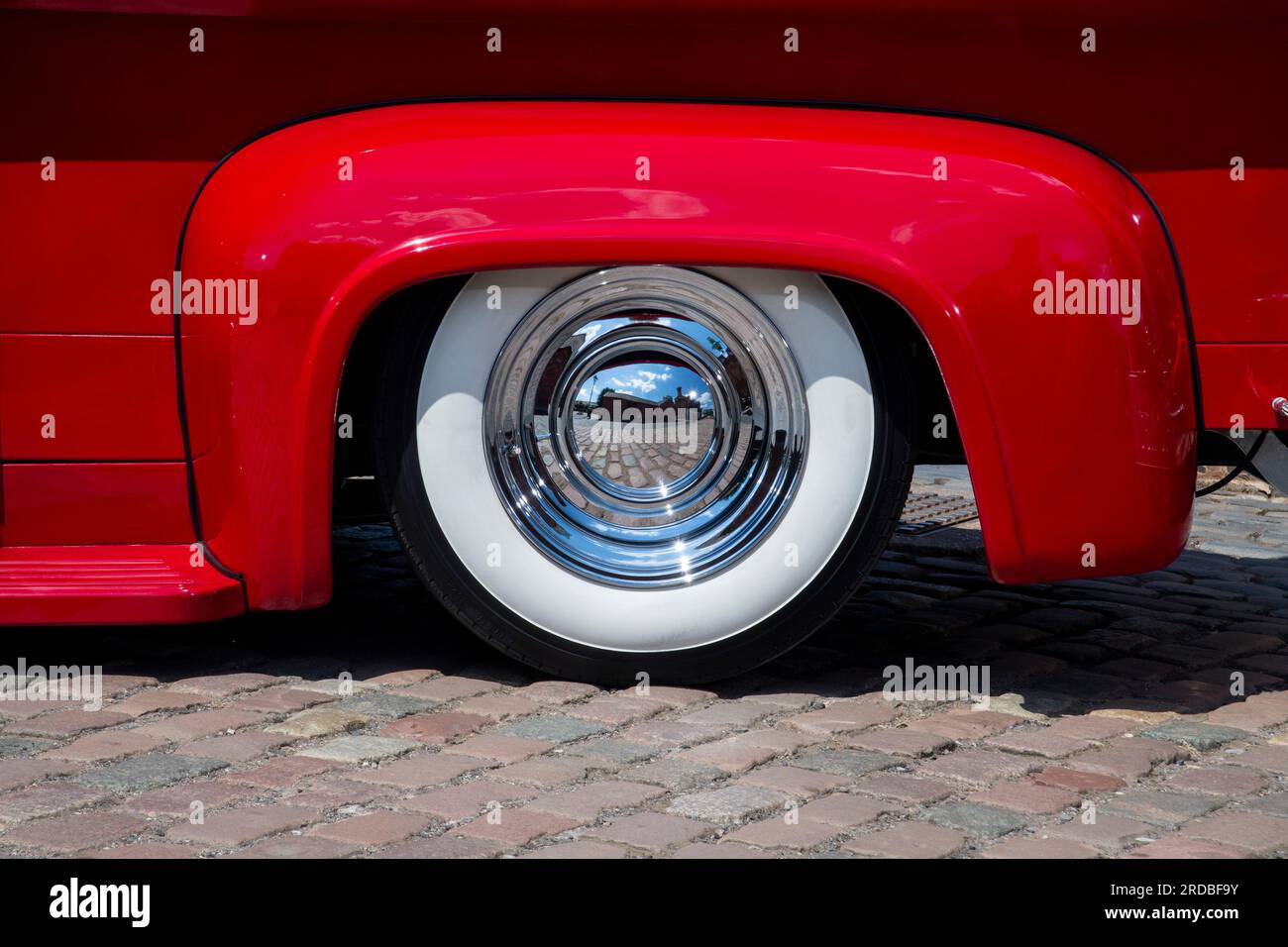 Custom modified 1953 Ford F100 tuck on air bags Stock Photo - Alamy