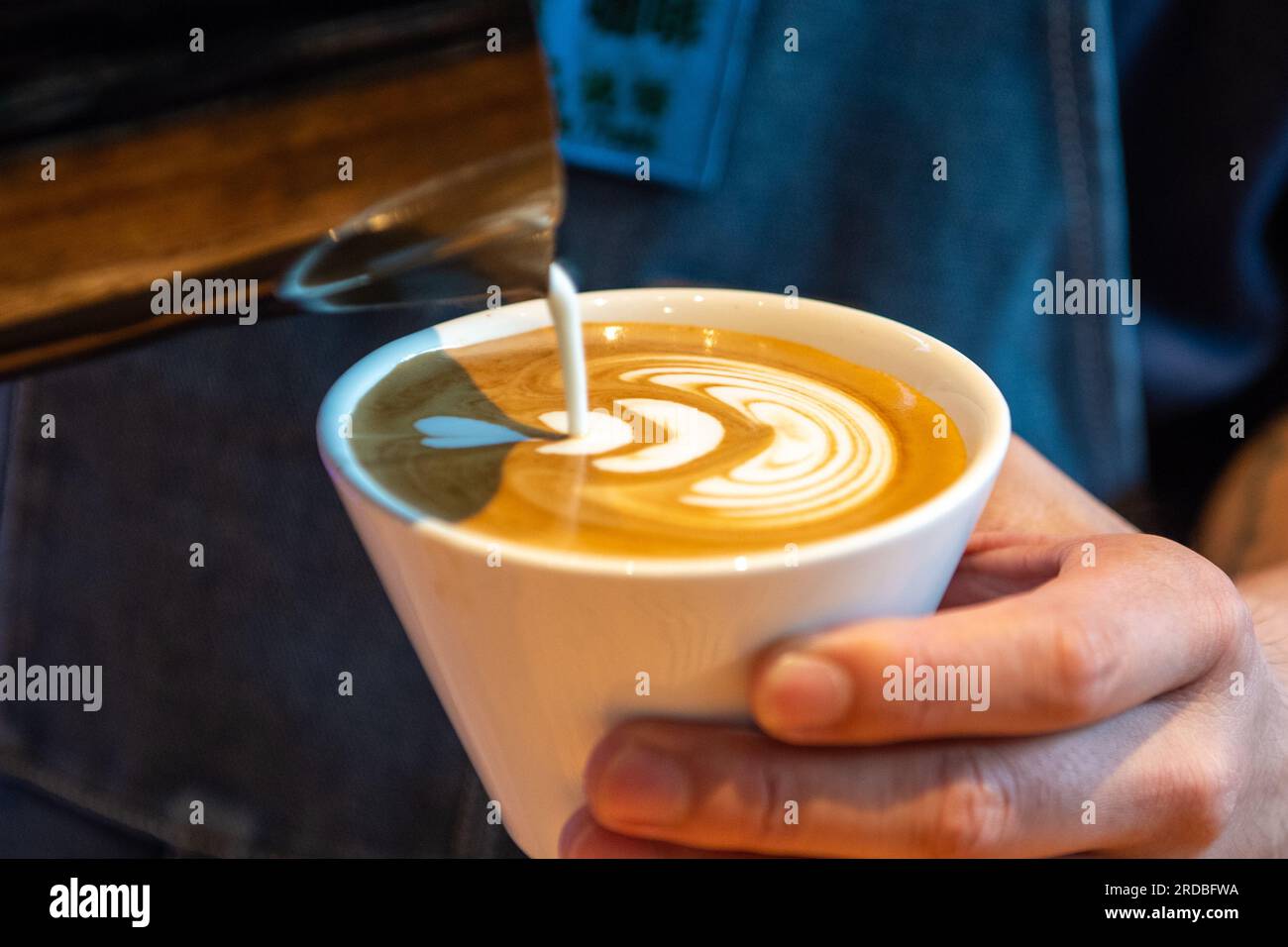 (230720) -- CHANGSHA, July 20, 2023 (Xinhua) -- Barista Liu Miao makes ...