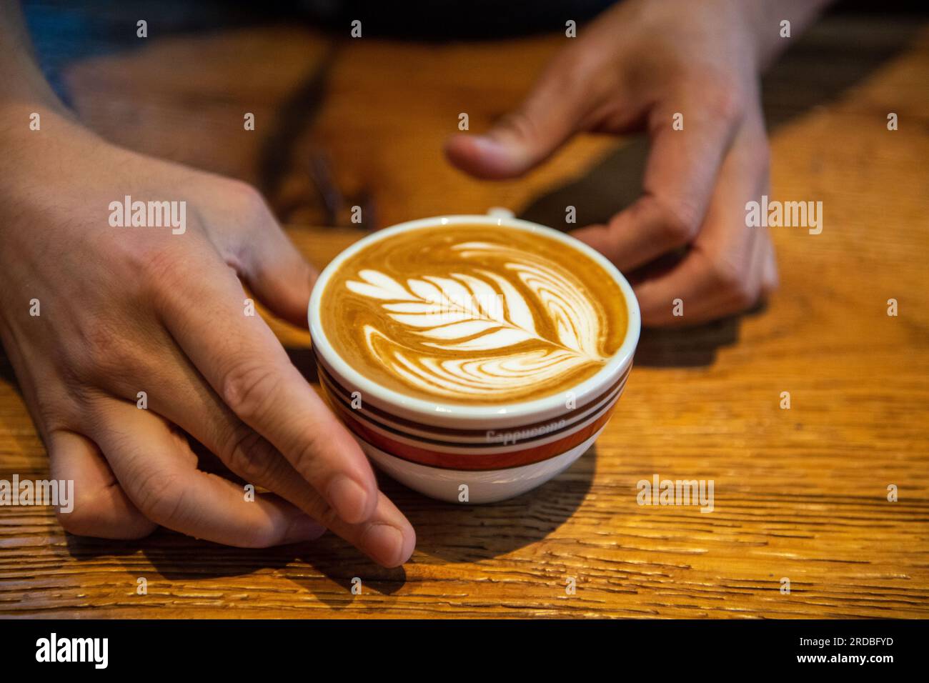 (230720) -- CHANGSHA, July 20, 2023 (Xinhua) -- Barista Liu Miao shows ...