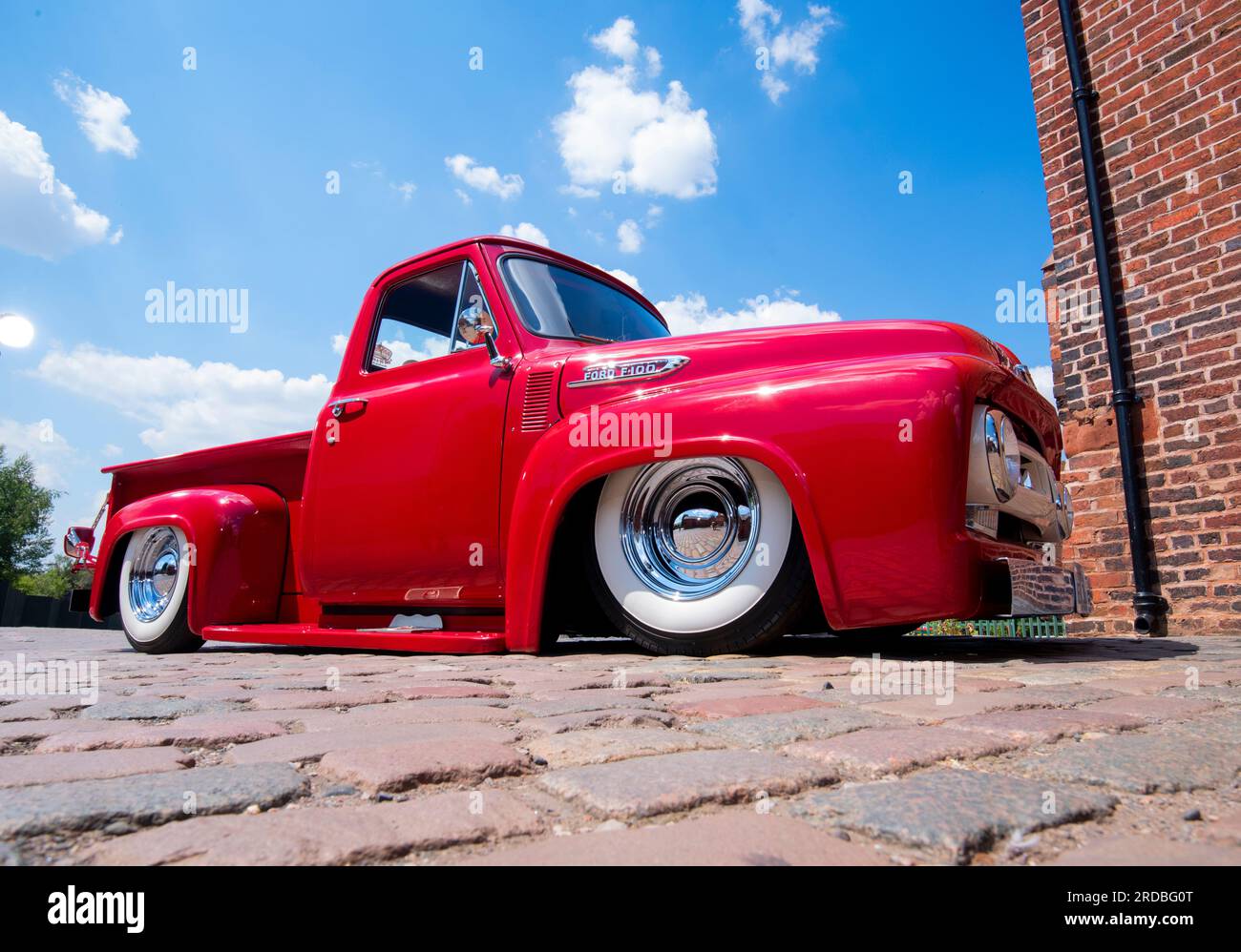 Custom modified 1953 Ford F100 tuck on air bags Stock Photo - Alamy