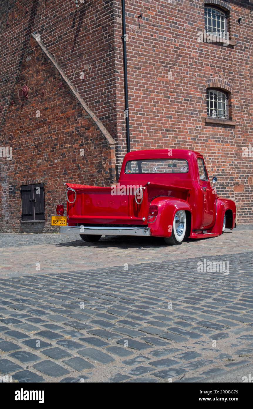 Custom modified 1953 Ford F100 tuck on air bags Stock Photo - Alamy