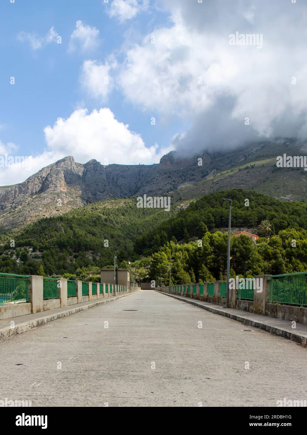 Dam causeway hi-res stock photography and images - Alamy