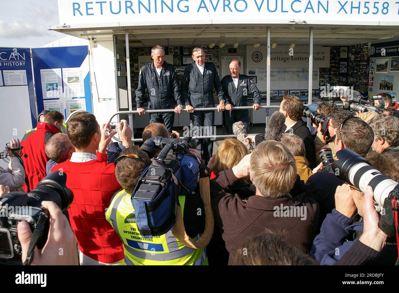 Flight crew of Avro Vulcan bomber plane XH558, celebrating first flight ...
