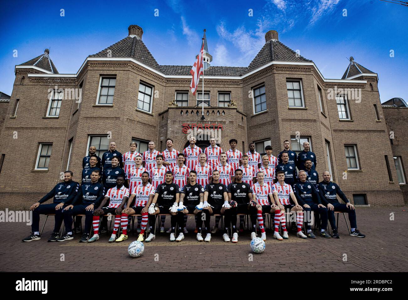 ROTTERDAM - Back row from left to right Wesly Lisboa (video analyst ...