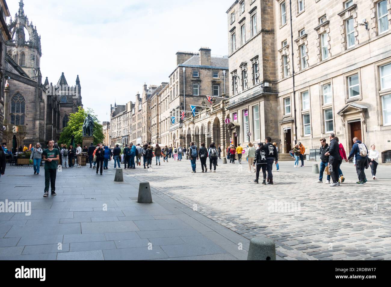 Tourists walking The Royal Mile, Edinburgh, Scotland,UK Stock Photo - Alamy