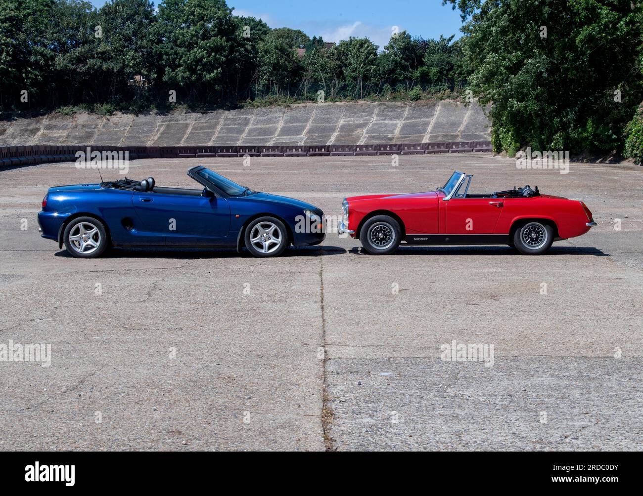Great sports cars of different generations - Mk1 MA Mazda MX5, MG ...