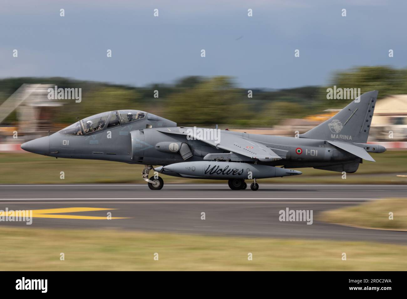 Mcdonnell douglas tav 8b harrier ii hi-res stock photography and images ...