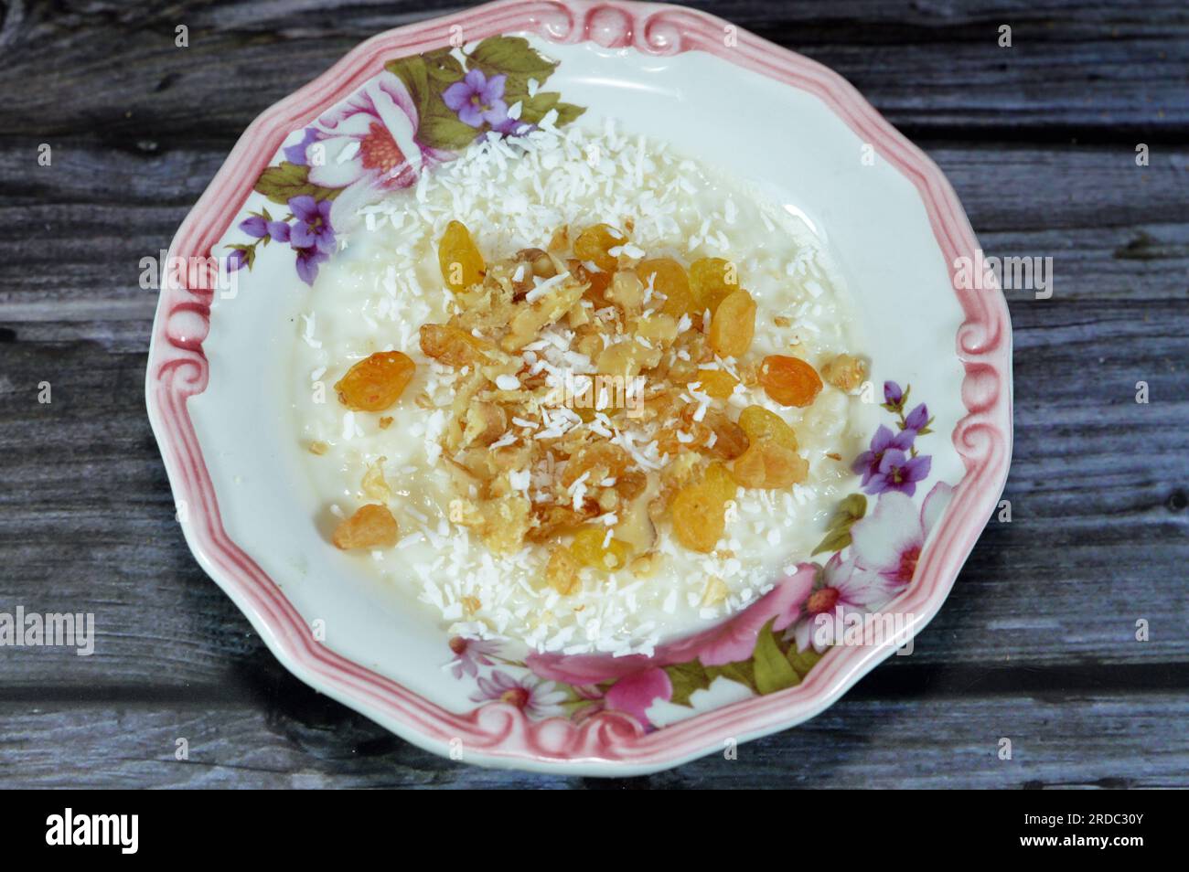 Vanilla custard nuts raisins hi-res stock photography and images - Alamy