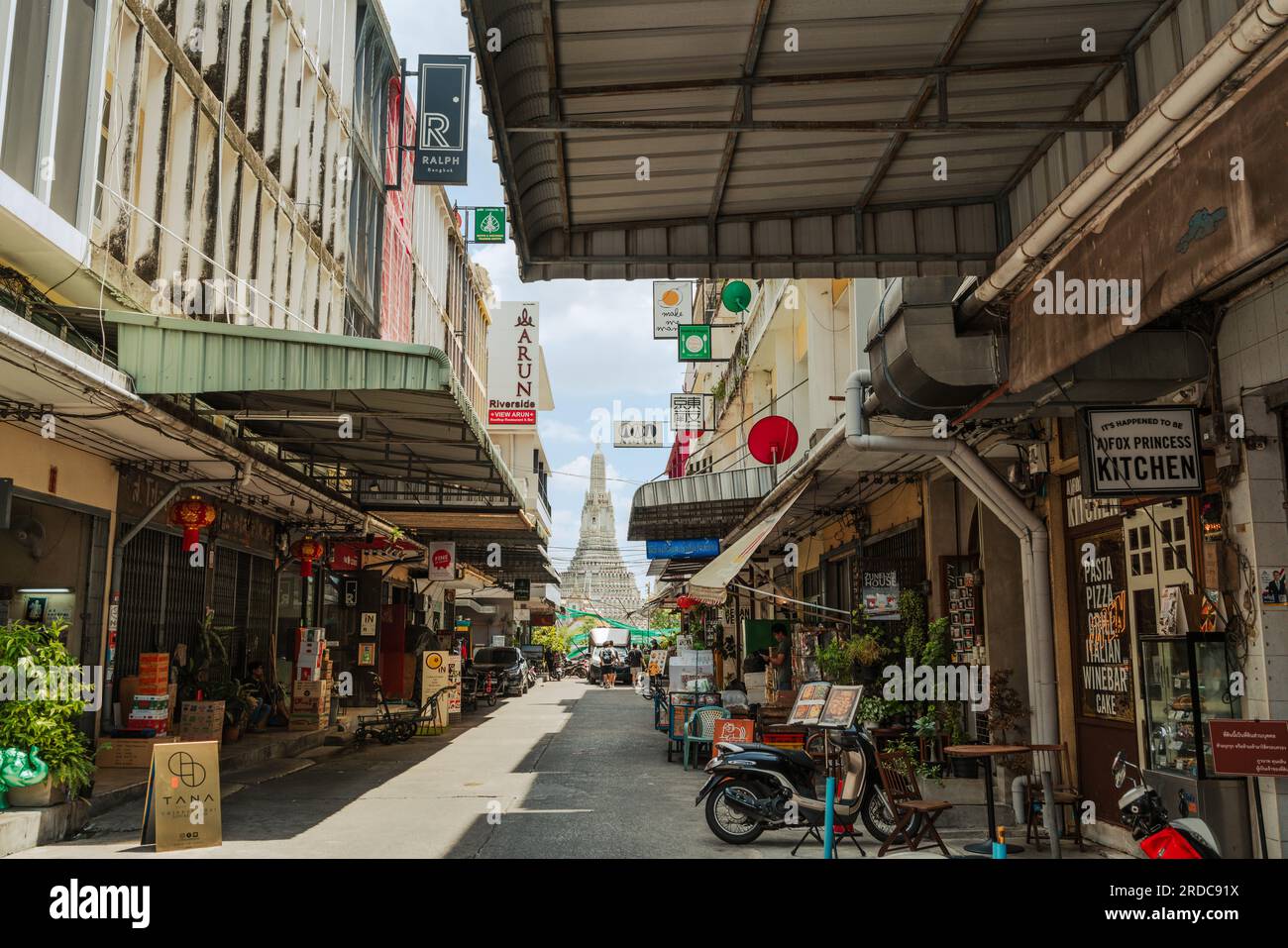 Bangkok, Thailand - June 29, 2023 : Wat Arun temple and local cafe ...